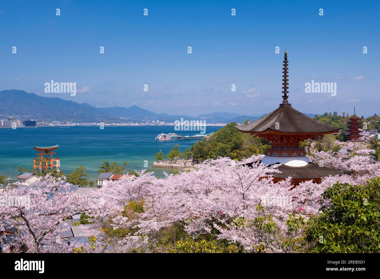 Itsukushima jinja tahoto pagoda miyajima hi-res stock photography and ...