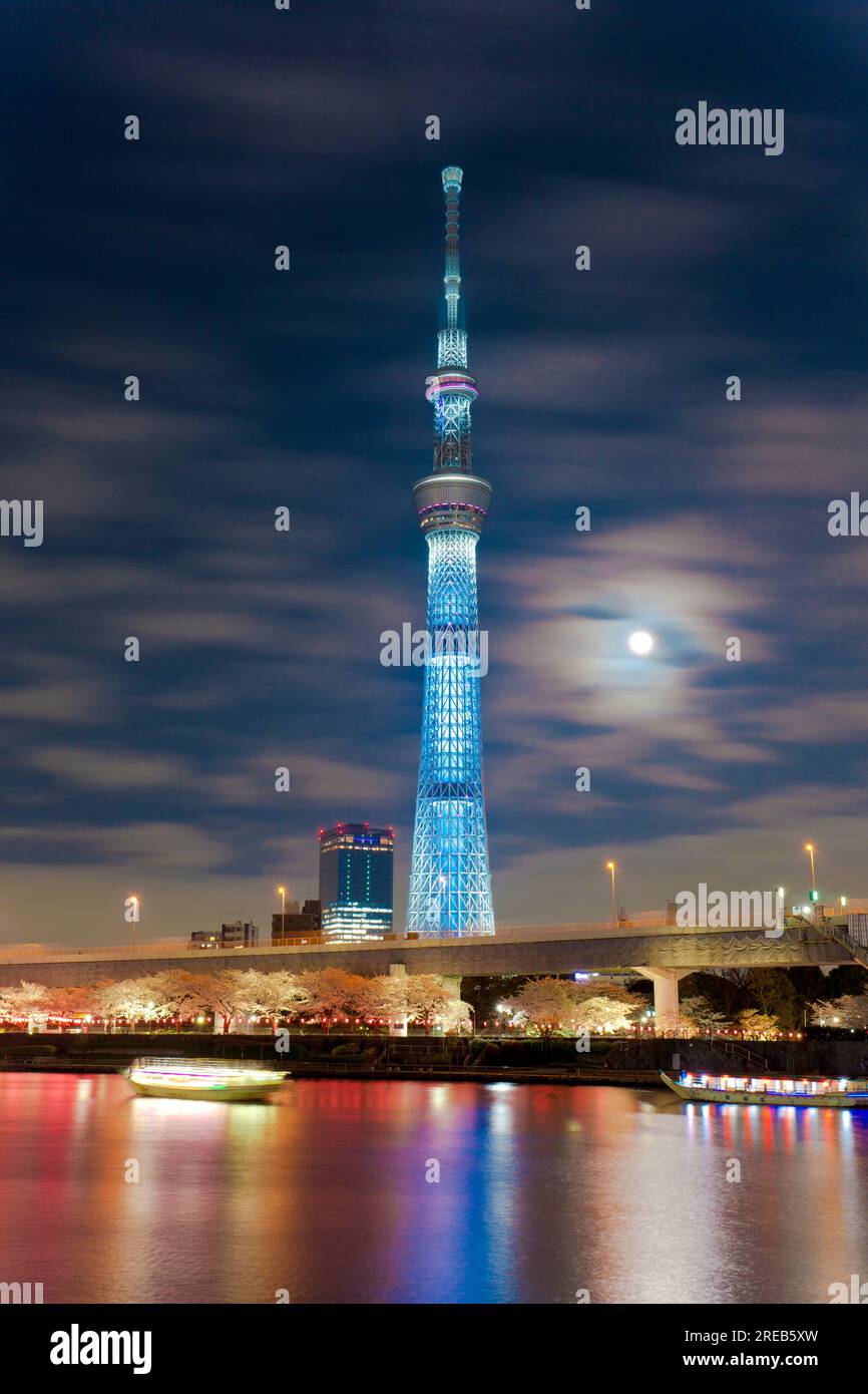 Skytree sumida river boat hi-res stock photography and images - Alamy