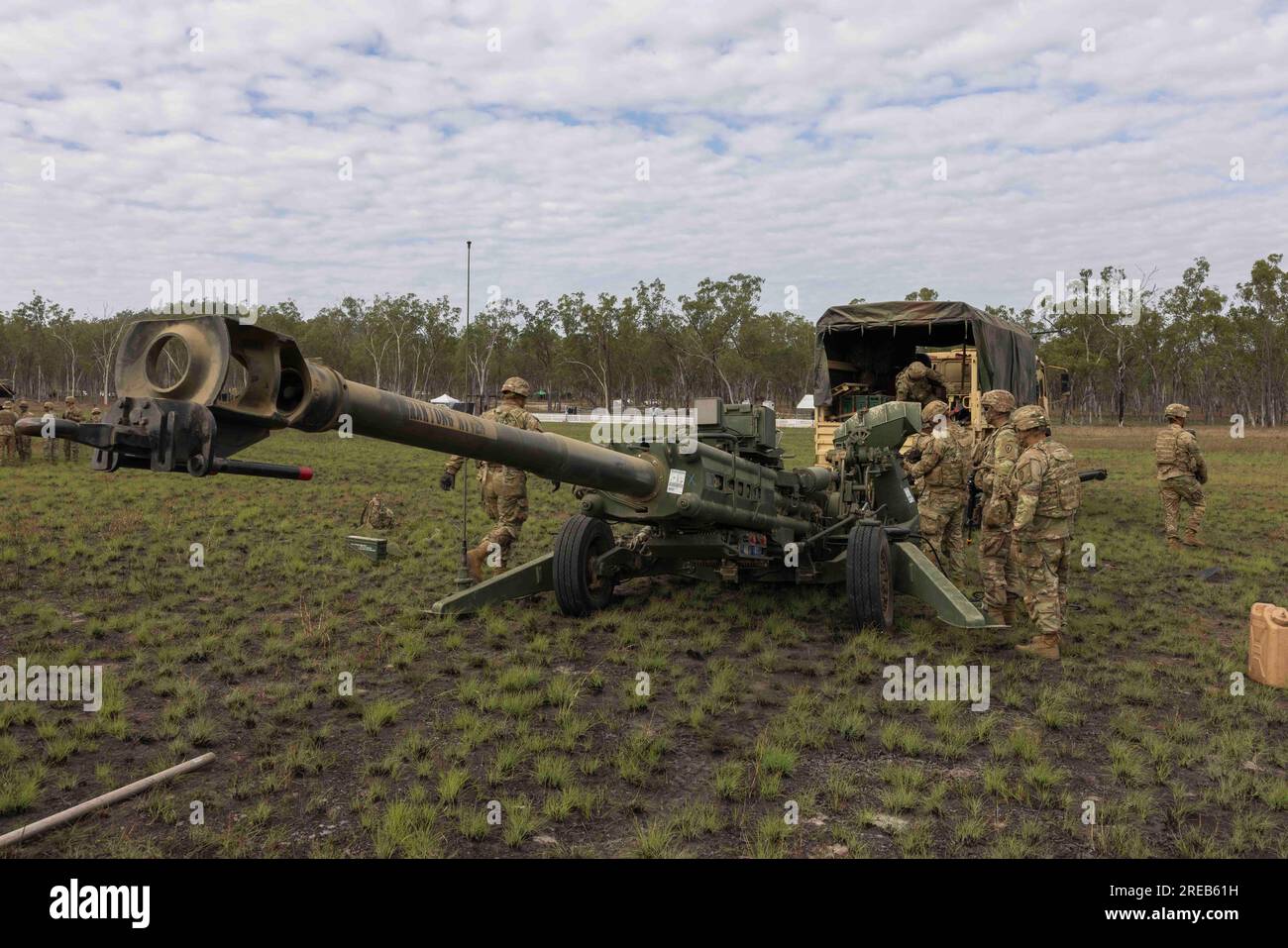 U.S. Army soldiers with 2/11 Field Artillery, 25th Infantry Division ...