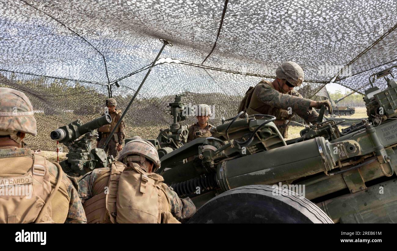 U.S. Artillery Marines with Battalion Landing Team 2/1, 31st Marine ...