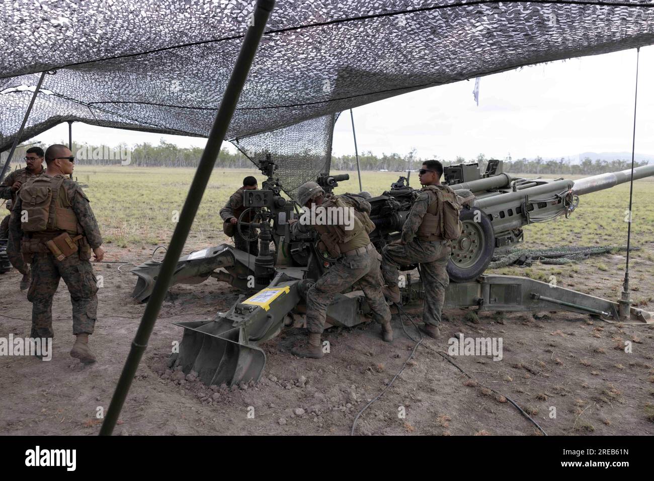 U.S. Artillery Marines with Battalion Landing Team 2/1, 31st Marine ...