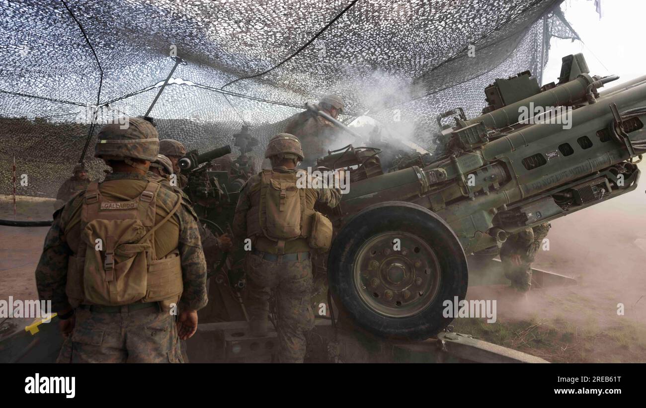 U.S. Artillery Marines with Battalion Landing Team 2/1, 31st Marine ...