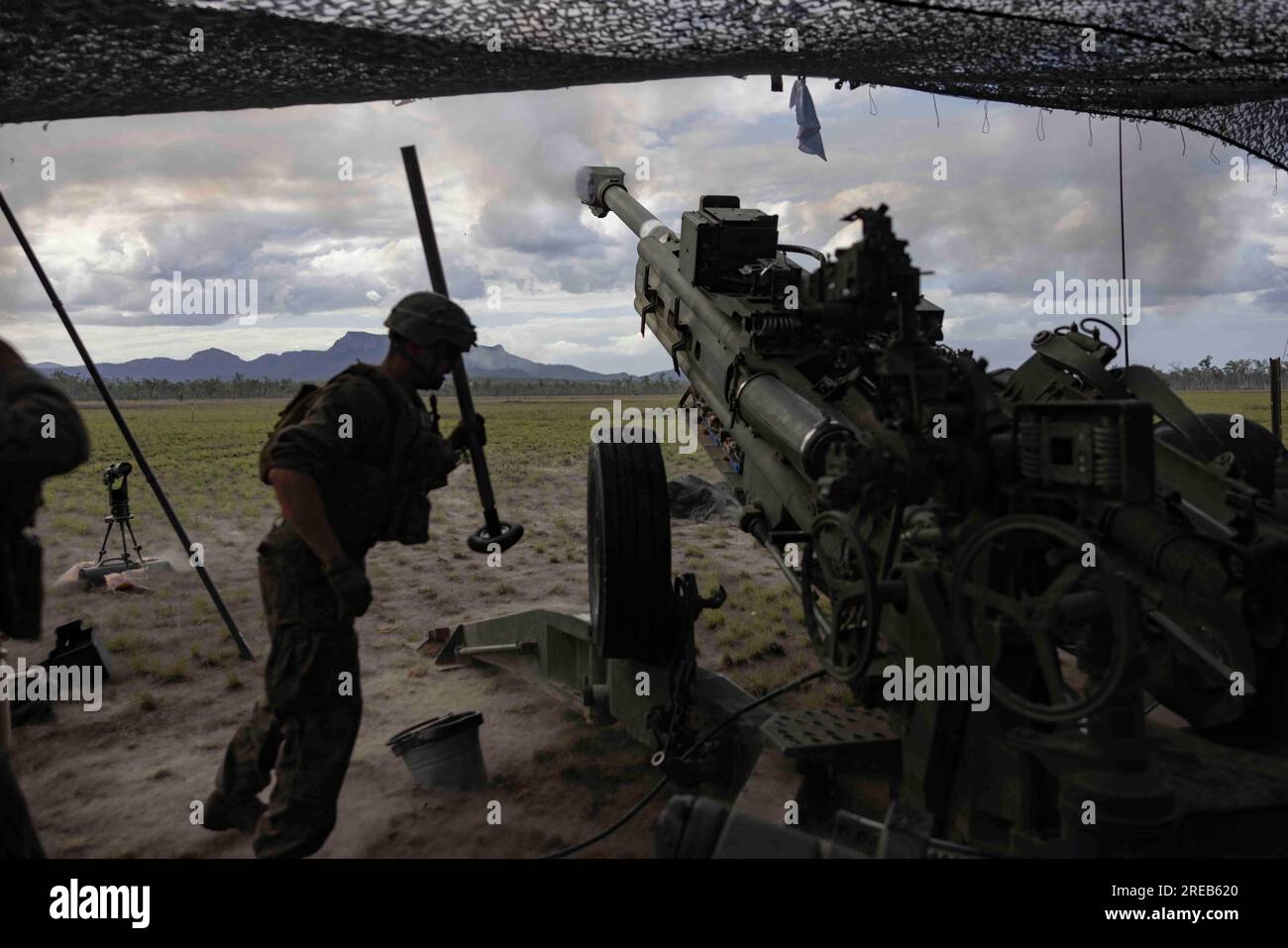 U.S. Artillery Marines with Battalion Landing Team 2/1, 31st Marine ...