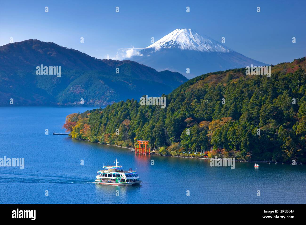 Hakone shrine and lake ashi hi-res stock photography and images - Alamy