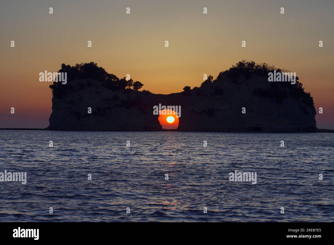 Silhouette of island hi-res stock photography and images - Alamy