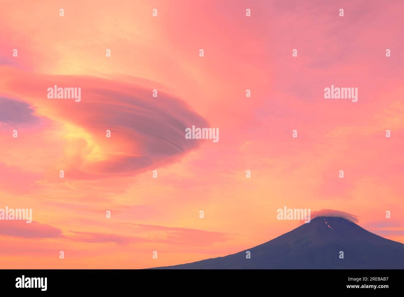 Lens cloud and Mt Stock Photo - Alamy