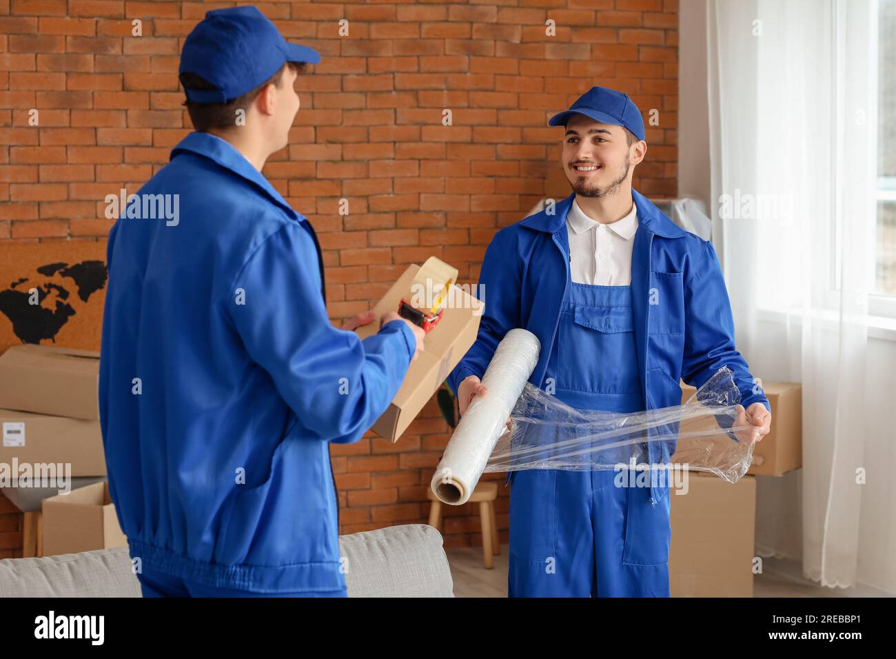 Male workers stretch wrap hi-res stock photography and images - Alamy