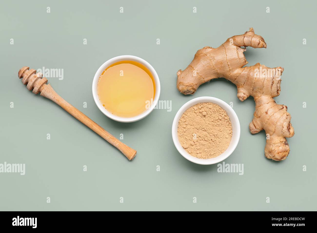 Fresh ginger root and bowl with dried powder on grey background Stock ...