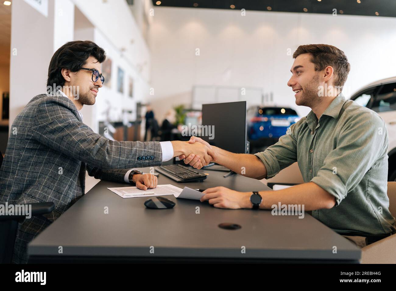 Customer signing agreement in store hi-res stock photography and images ...