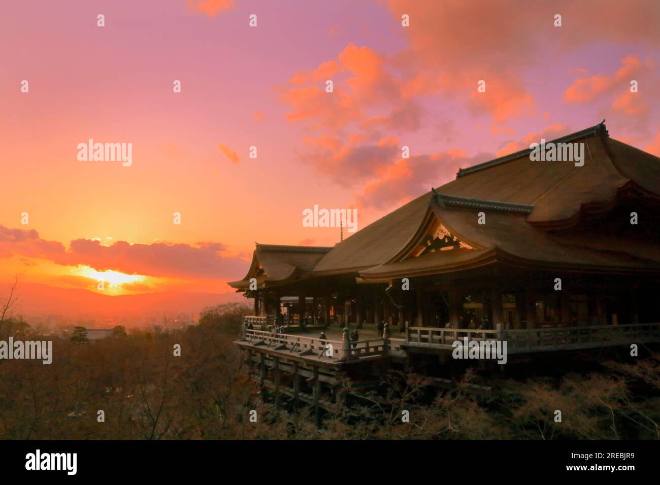 Sunset and the stage of Kiyomizu Temple Stock Photo - Alamy