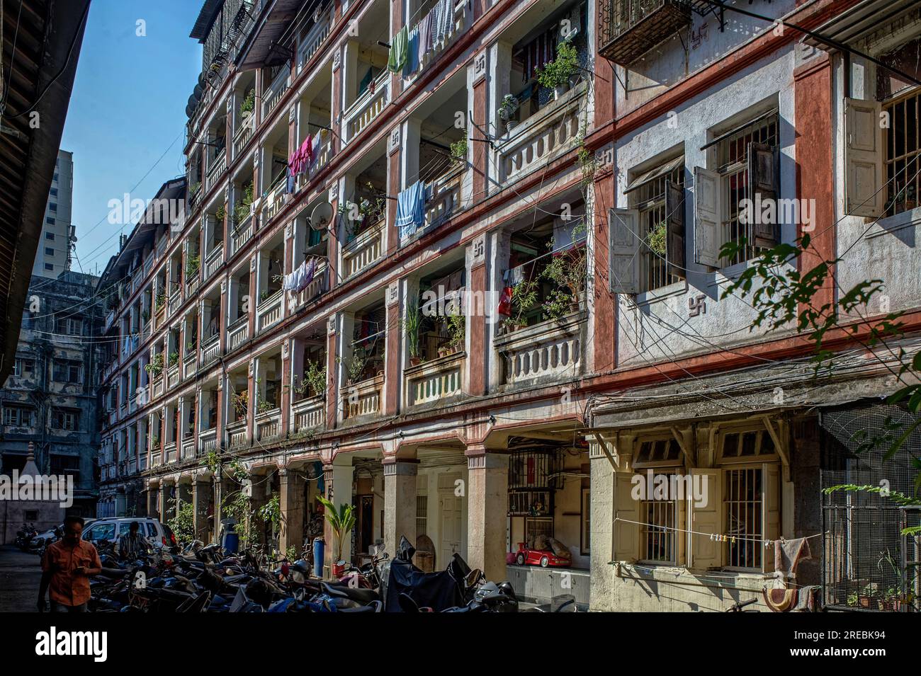 11 04 2018 Vintage OLD house four storey Chawl culture Swami Samarth ...