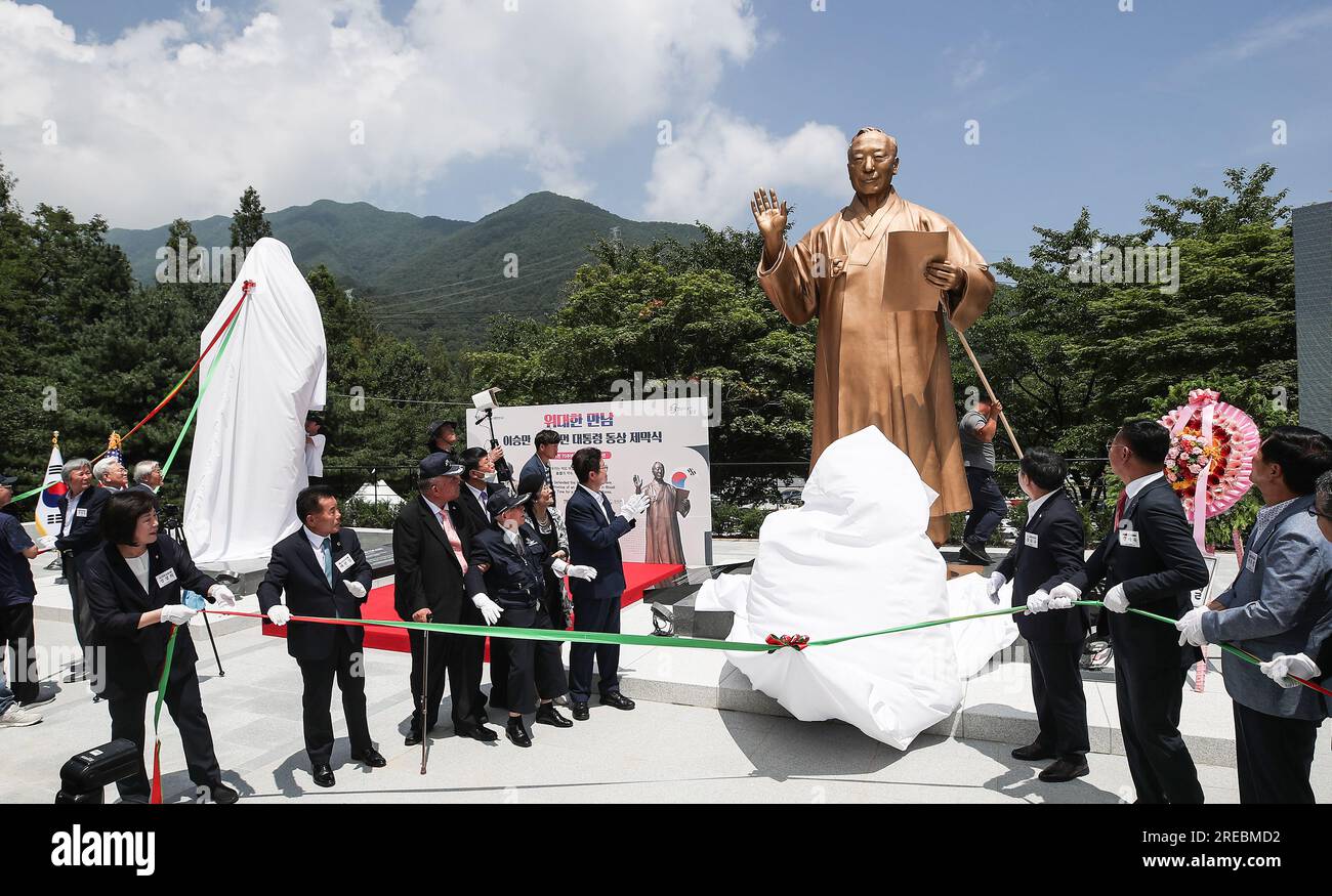 Statues of Rhee Syng-man, Truman unveiled Participants unveil the ...