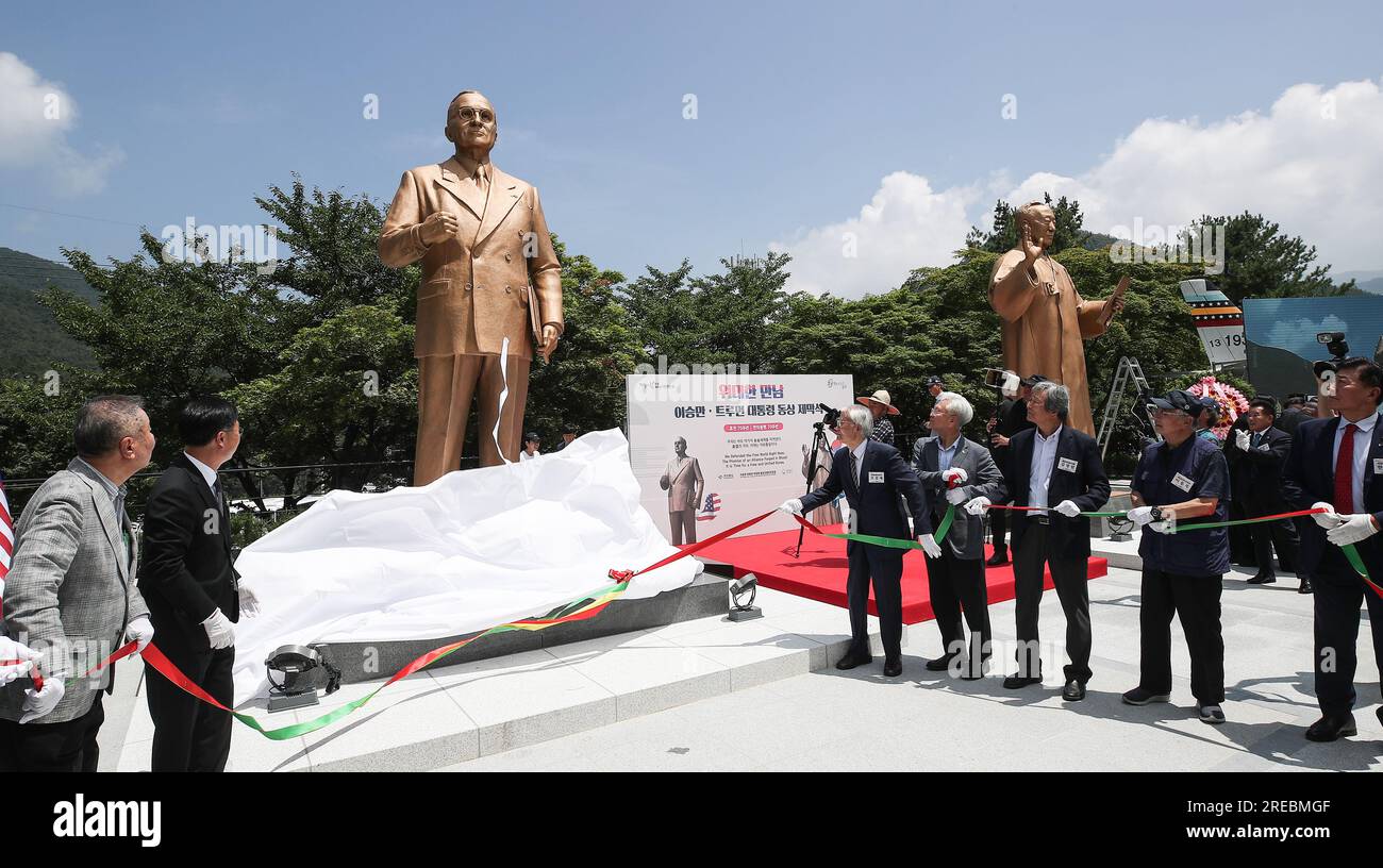 Statues of Rhee Syng-man, Truman unveiled Participants unveil the ...