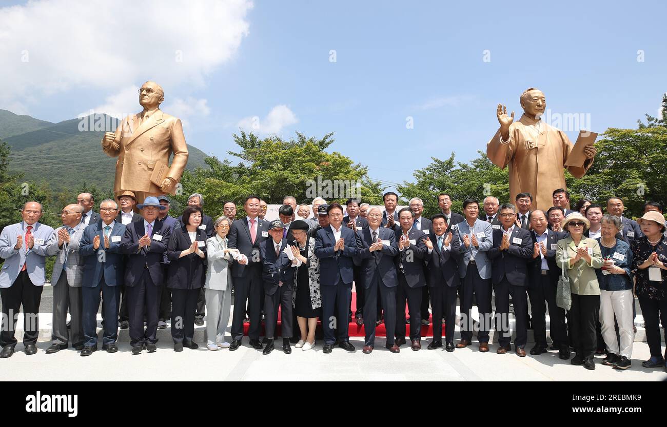 Statues of Rhee Syng-man, Truman unveiled Participants pose for a photo ...