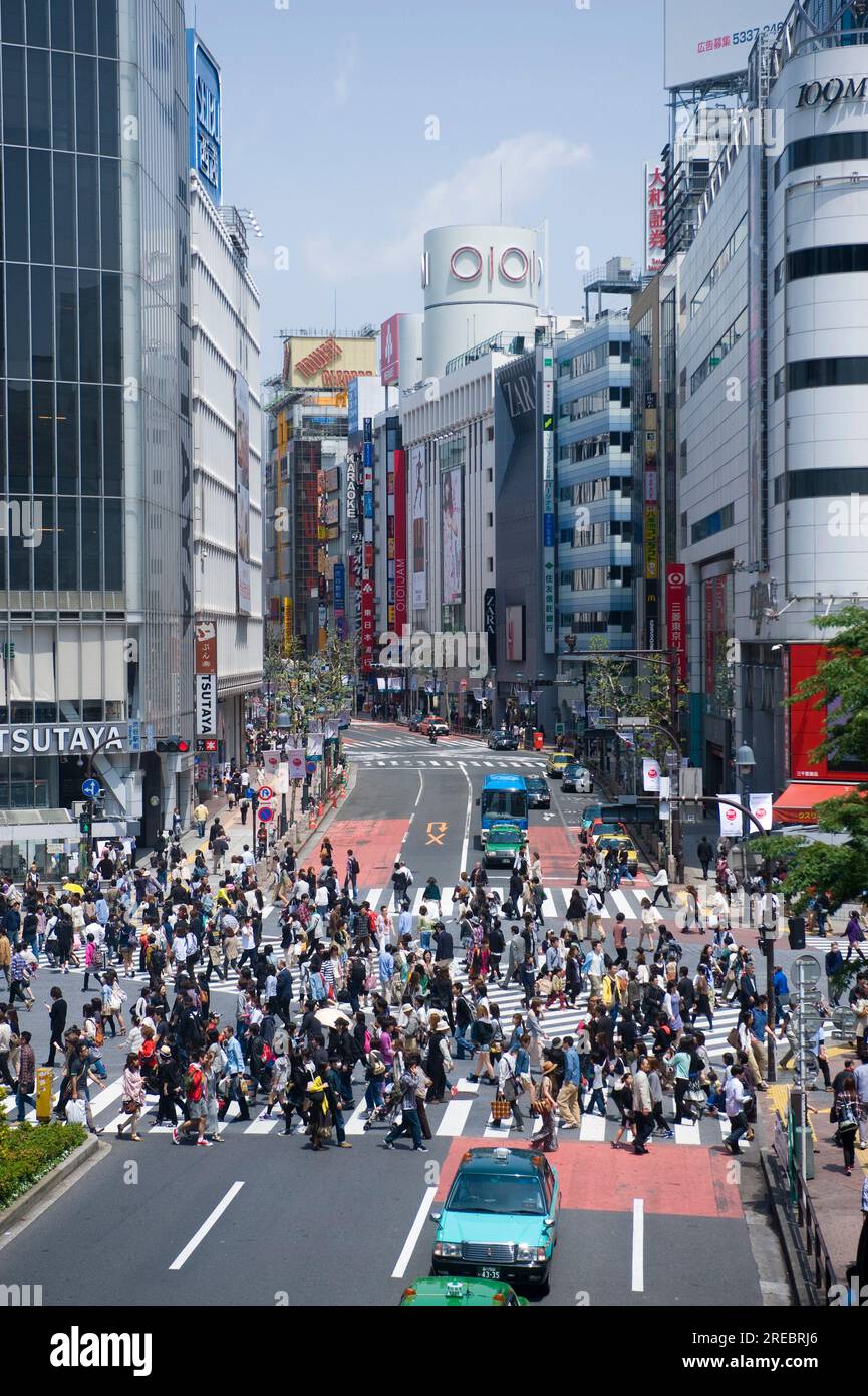 Shibuya Station intersection Stock Photo - Alamy
