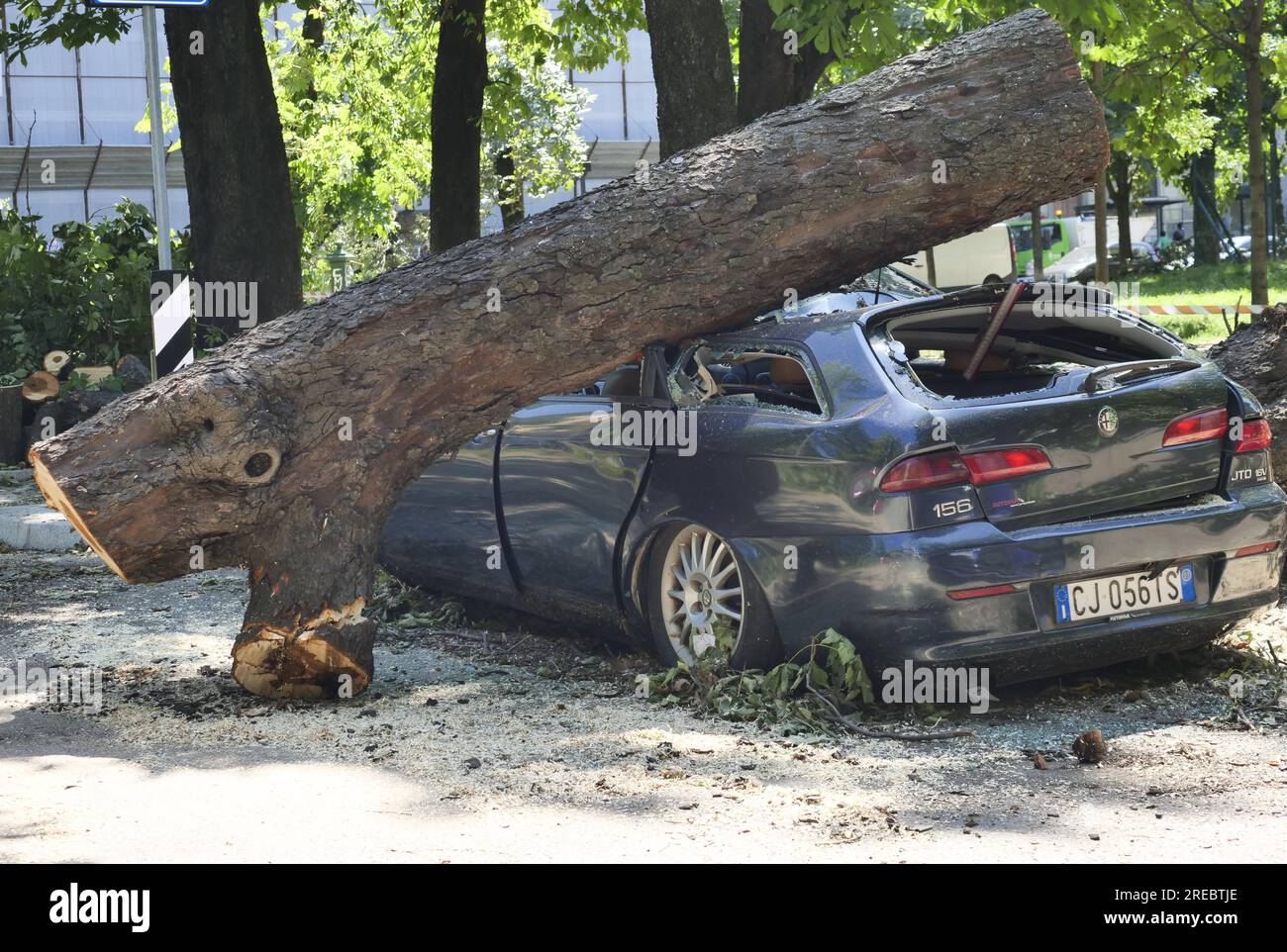 Storm in the center of Milan, a lot of damage, fallen trees and crushed ...