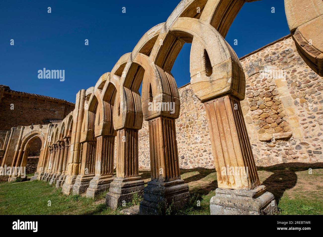 Arcos del claustro, Monasterio de San Juan de Duero, arquitectura ...