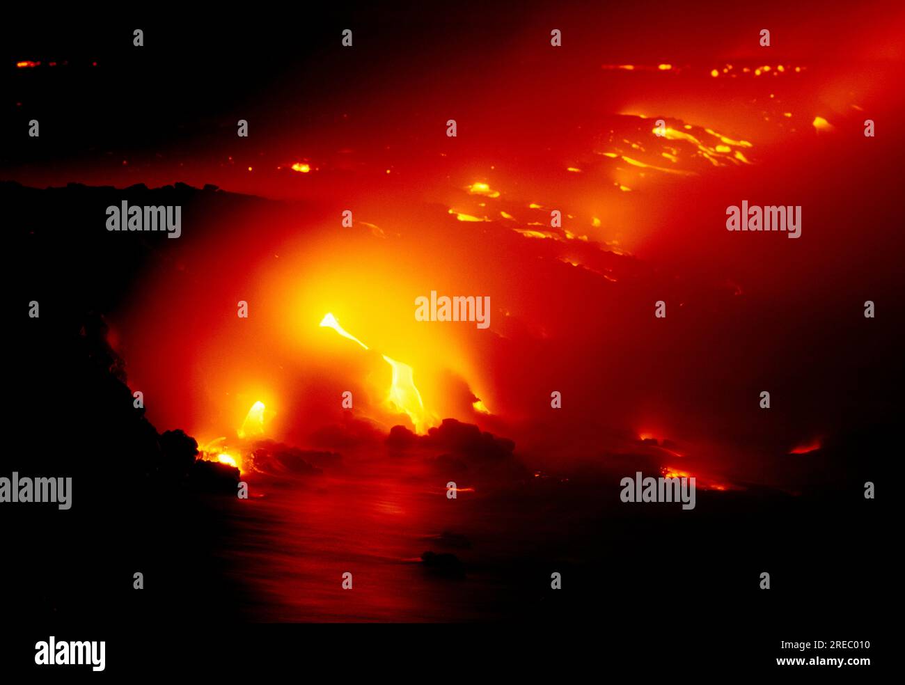 Kilauea lava flowing into the ocean at Hawaii volcanoes national park ...