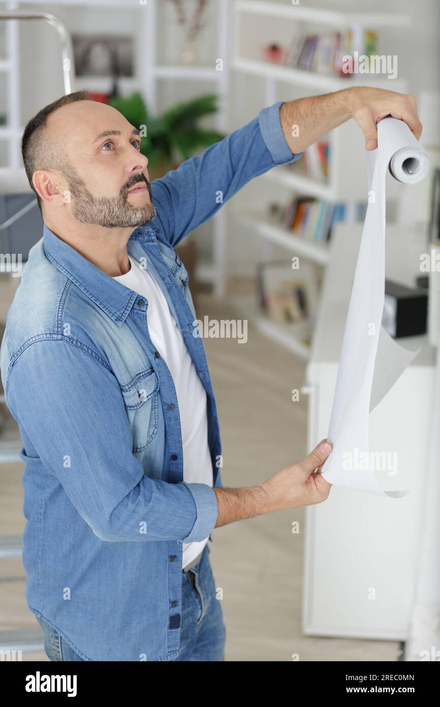 People wall wallpaper wallpapering hi-res stock photography and images ...