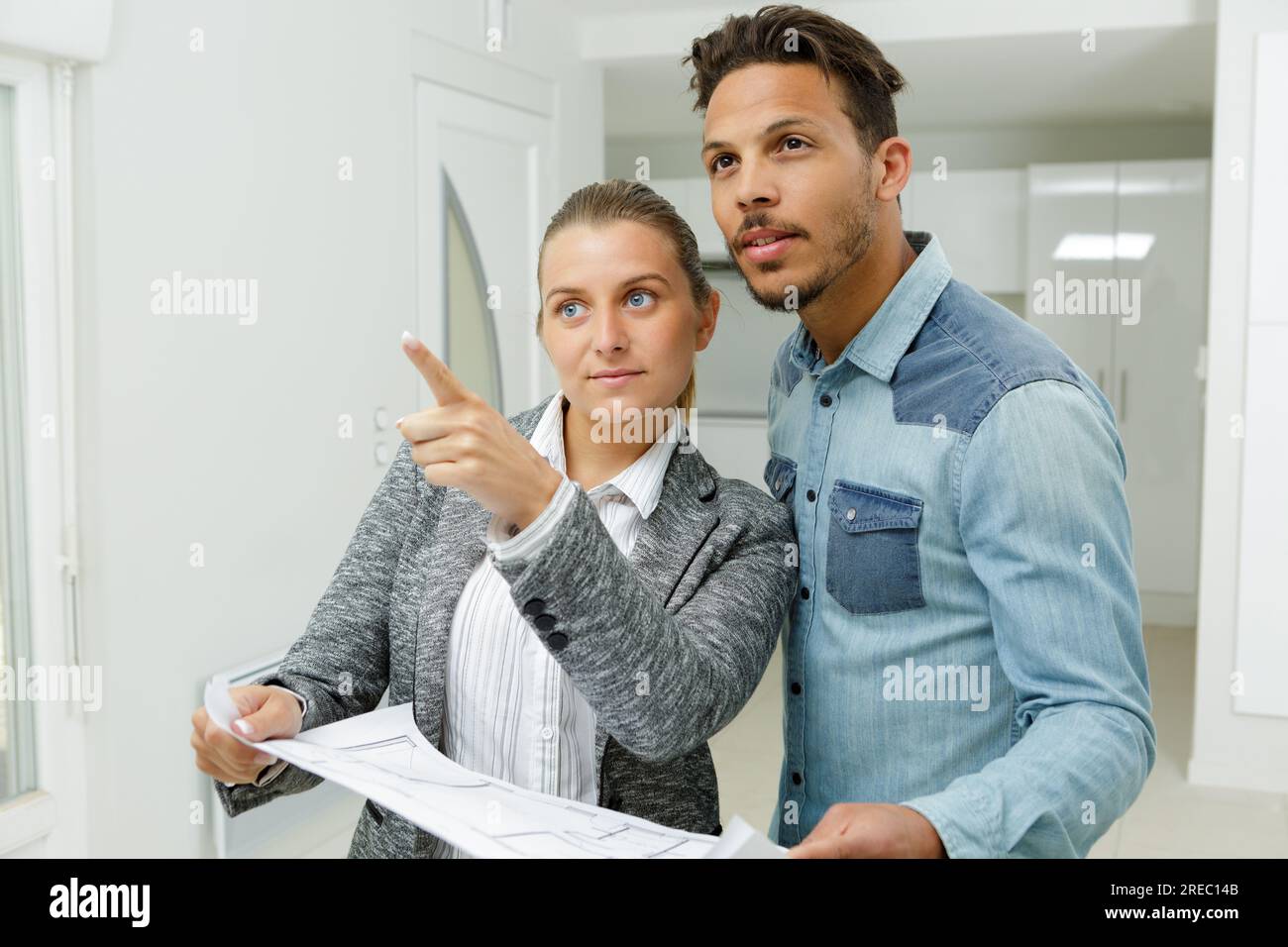 real estate agent with client visiting house Stock Photo - Alamy