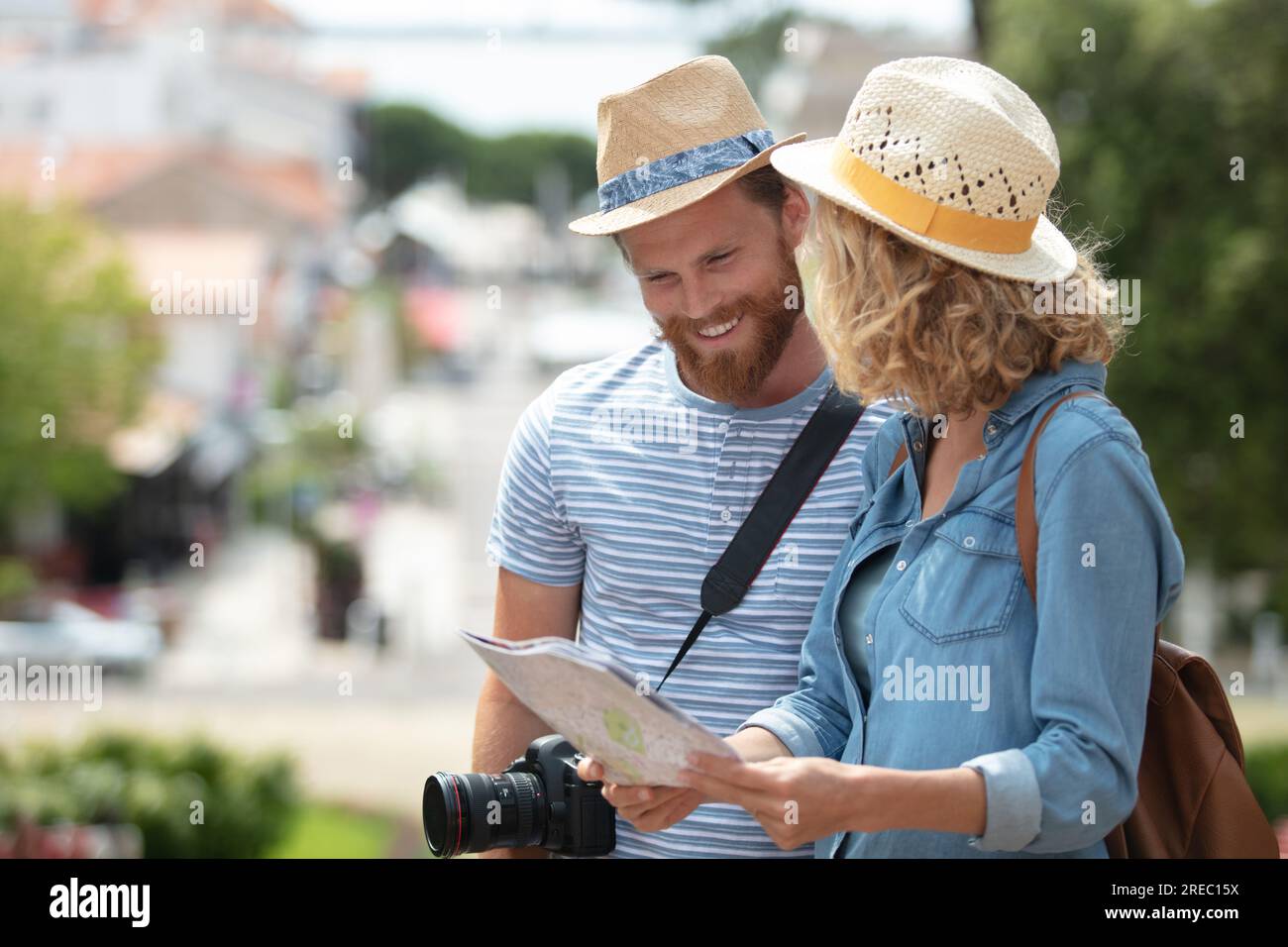 happy couple tourists looking at map Stock Photo - Alamy