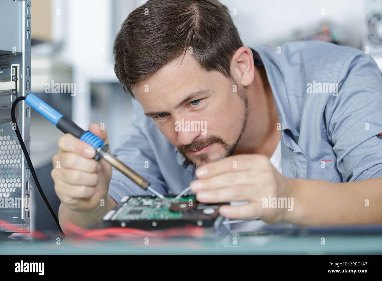 Soldering cables hi-res stock photography and images - Alamy