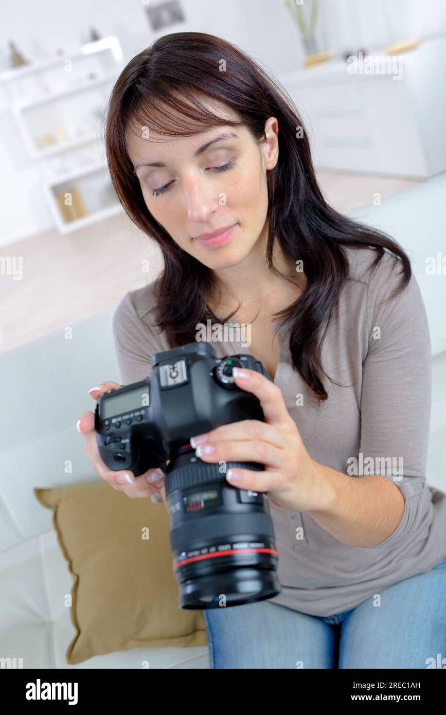 female photographer checking photos in her camera Stock Photo - Alamy