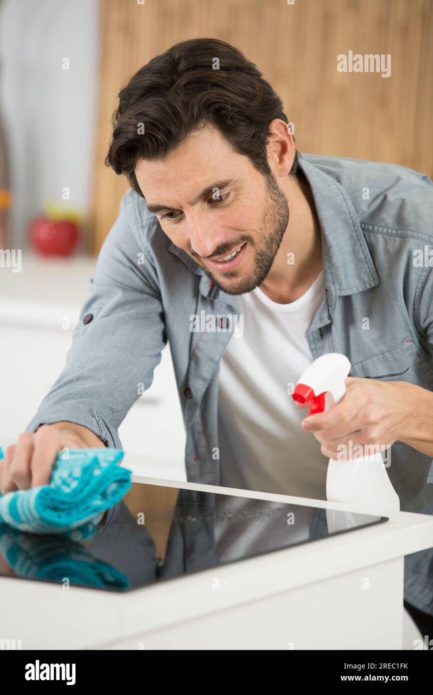 Man cleaning induction stove hi-res stock photography and images - Alamy