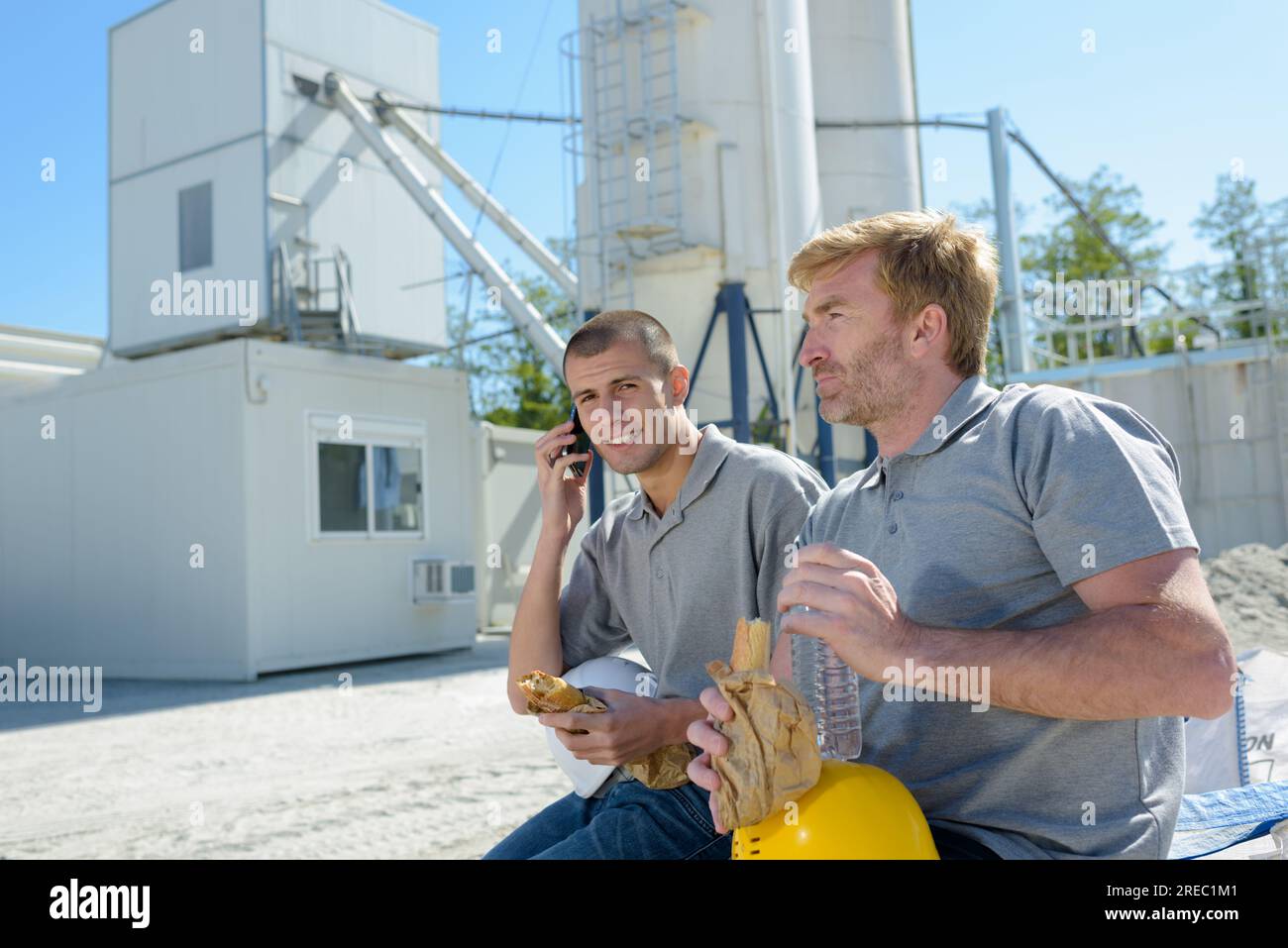 Construction workers taking break sitting hi-res stock photography and ...