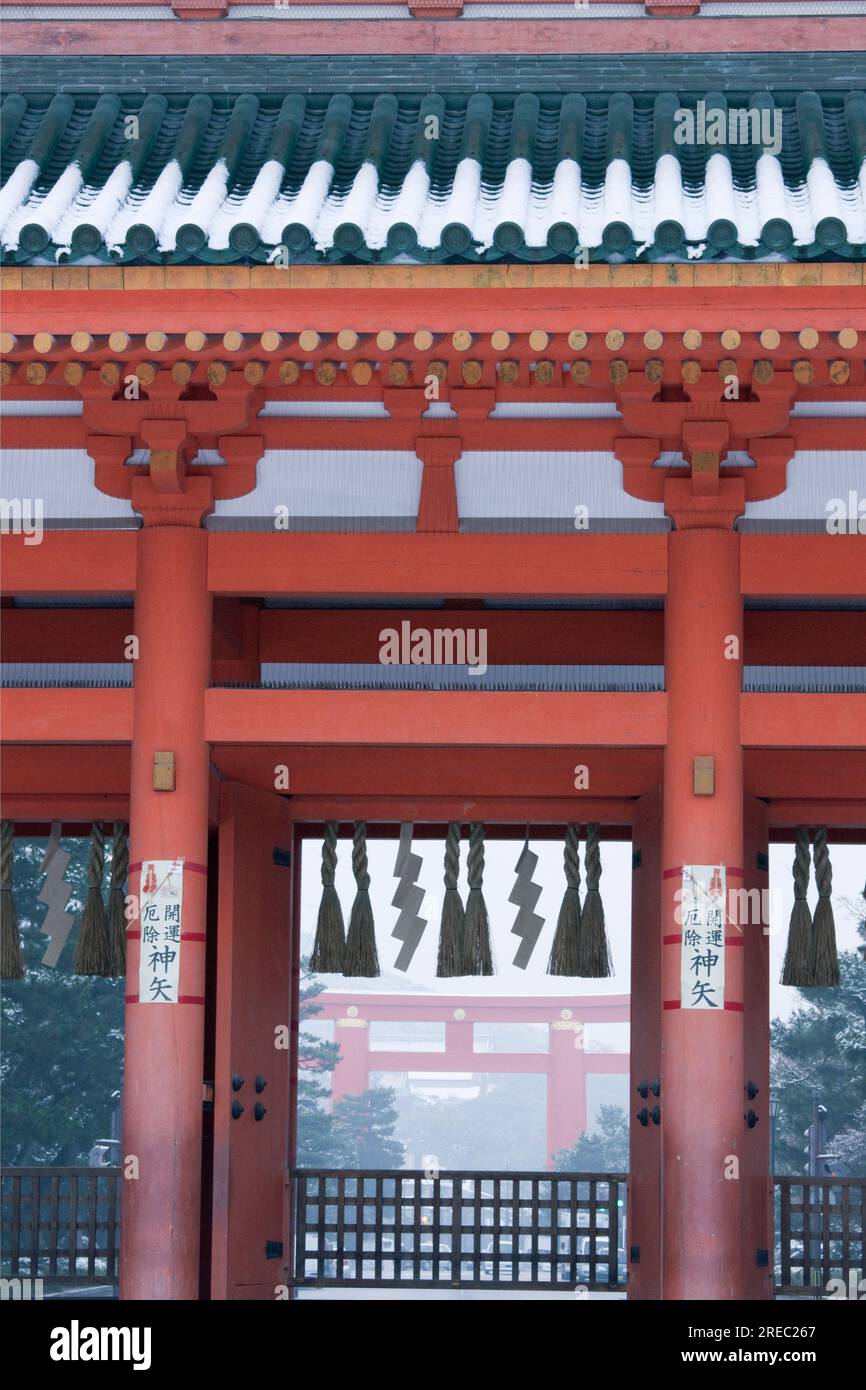 Shinto shrine shimenawa hi-res stock photography and images - Alamy
