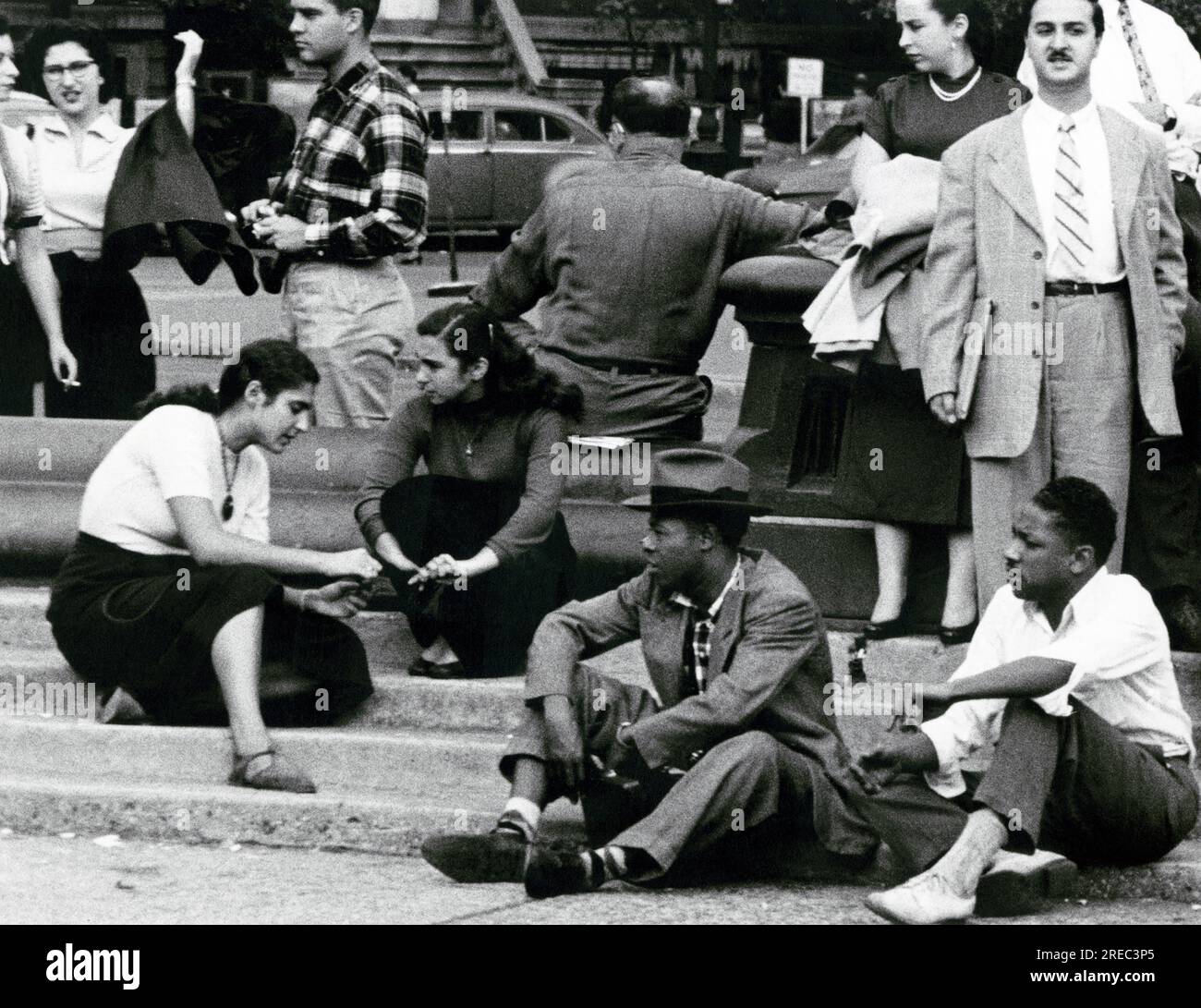 Seated people hi-res stock photography and images - Alamy