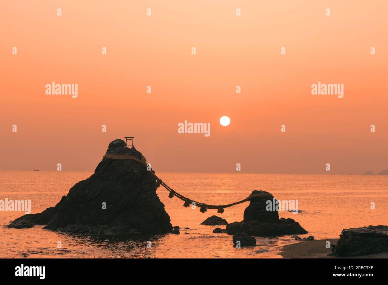 Futamigaura meoto iwa hi-res stock photography and images - Alamy