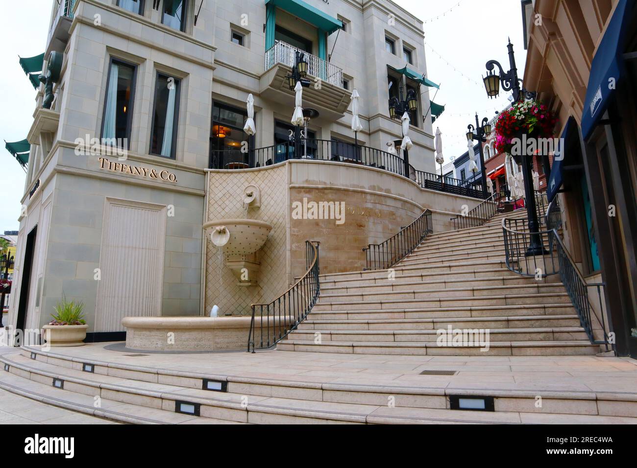 Posh people fountain hi-res stock photography and images - Alamy