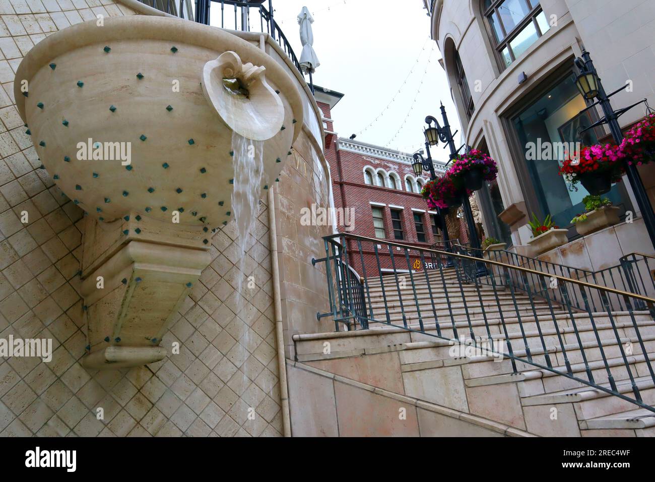 Posh people fountain hi-res stock photography and images - Alamy