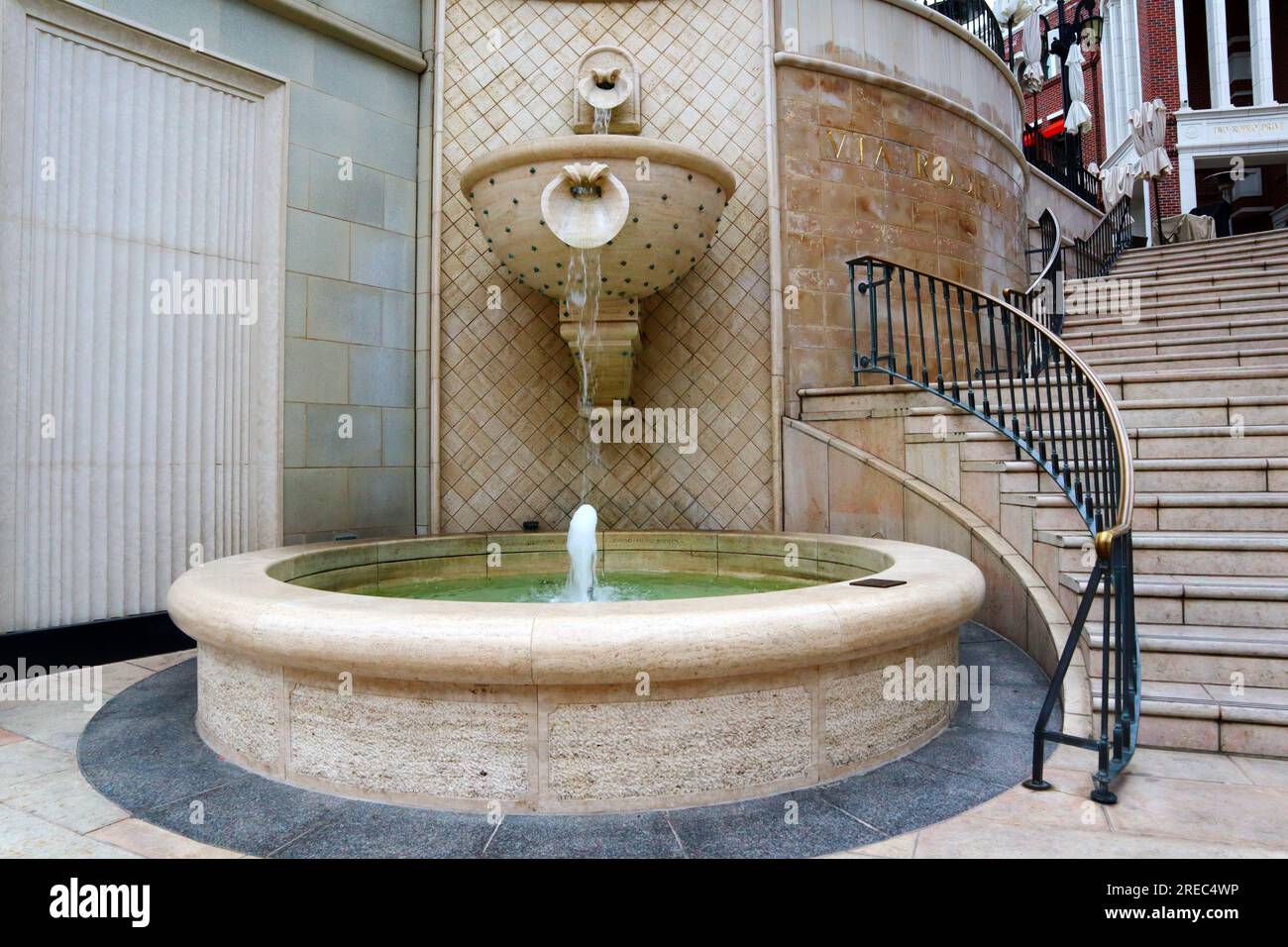 Posh people fountain hi-res stock photography and images - Alamy