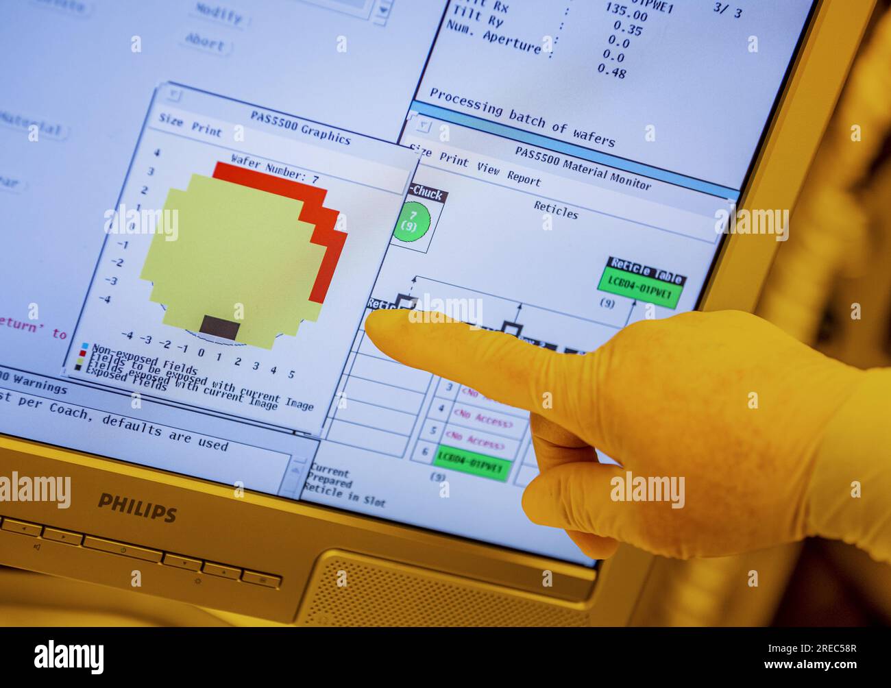 Computer chips factory hi-res stock photography and images - Alamy