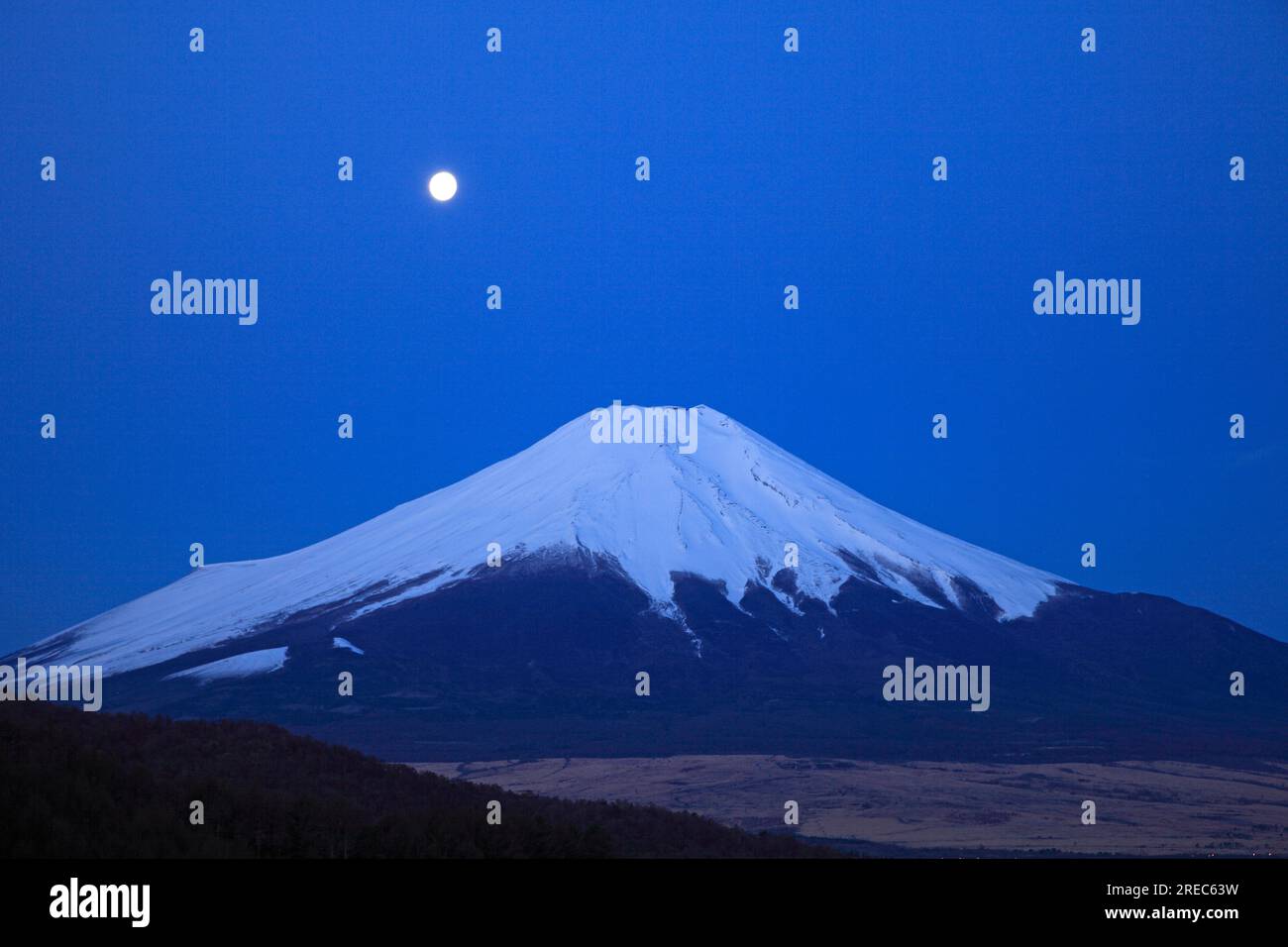 Mt. Fuji and the moon of dawn Stock Photo - Alamy