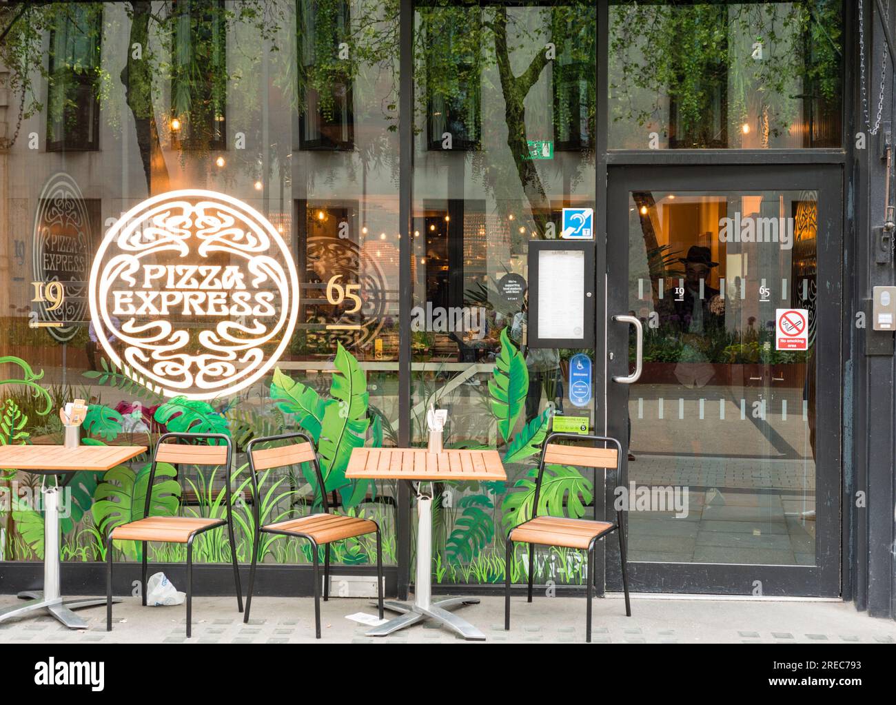 Pizza express logo hi-res stock photography and images - Alamy