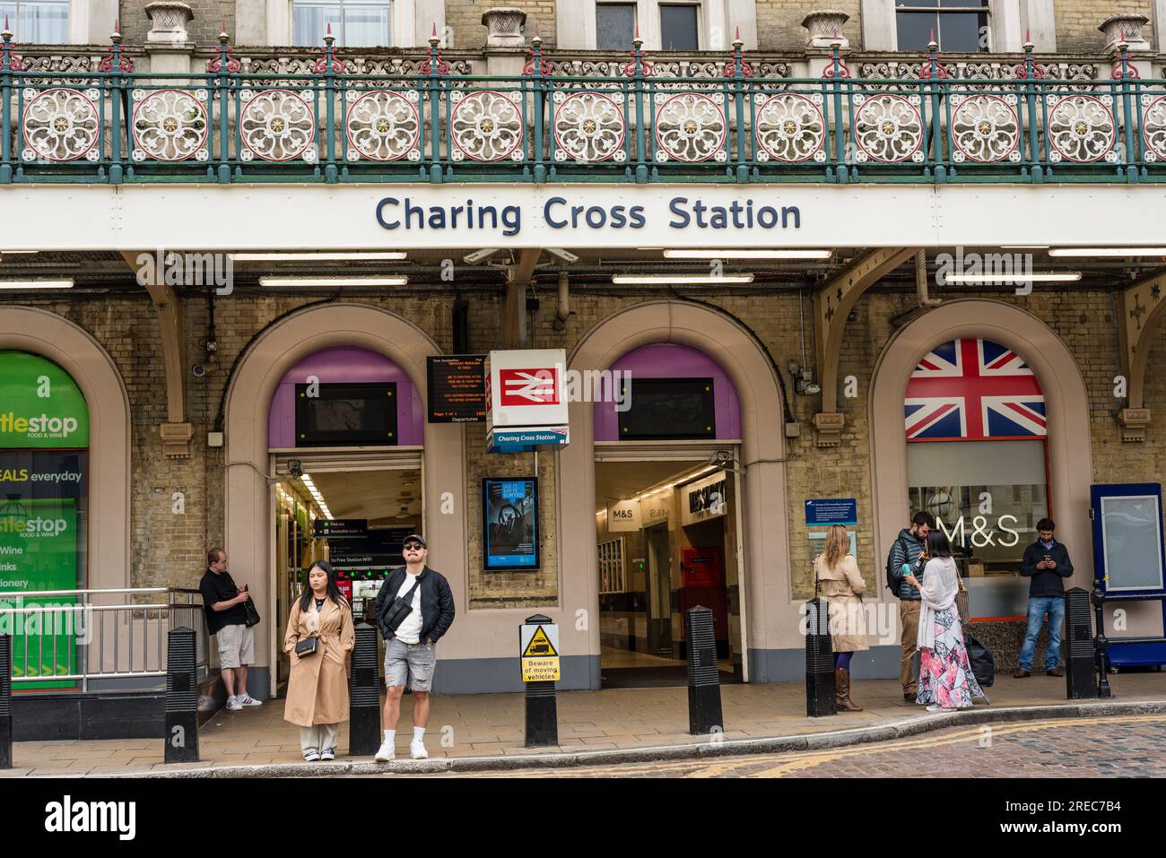 Front entrance charing cross hi-res stock photography and images - Alamy