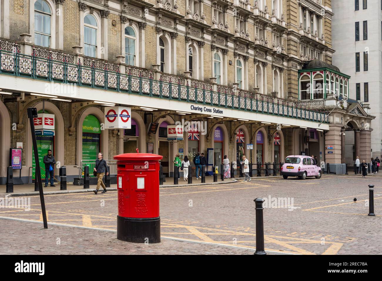 Front entrance charing cross hi-res stock photography and images - Alamy