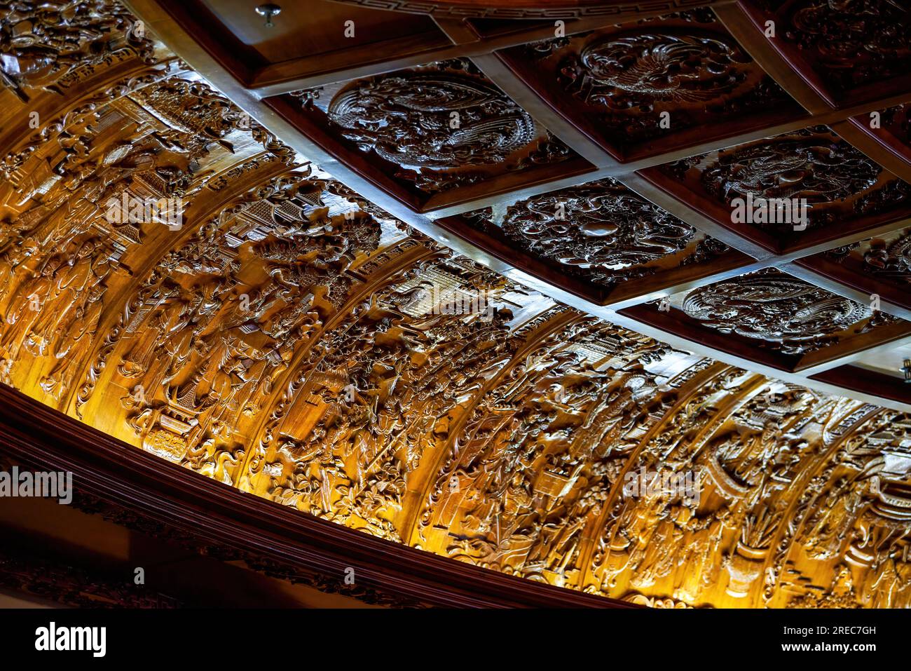 Brilliant and luxurious Chinese-style building with gold wood carving ...