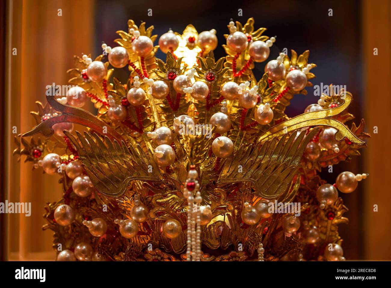 Close-up of traditional Chinese luxury gold tiara Stock Photo - Alamy
