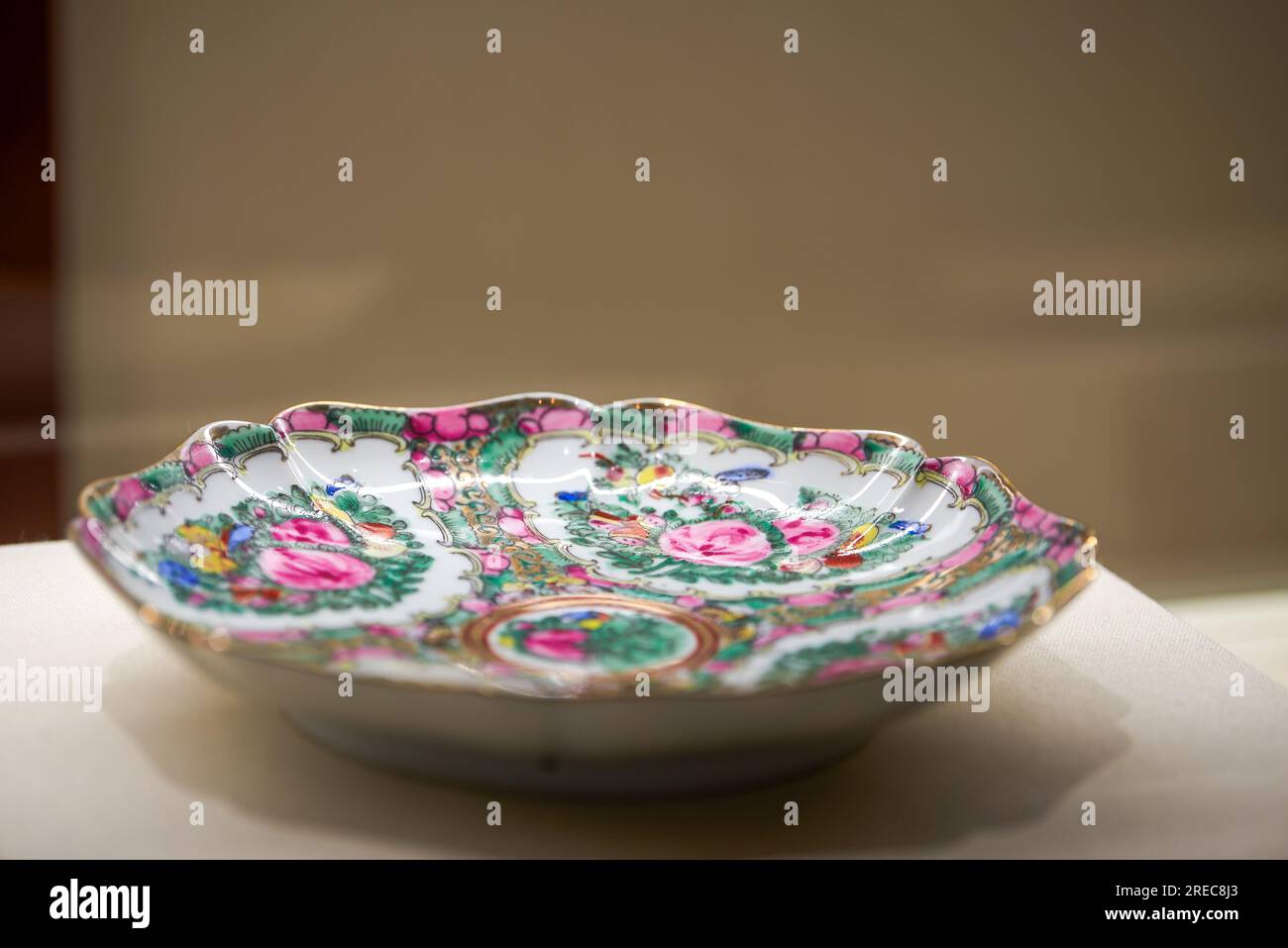 Ancient chinese plates hi-res stock photography and images - Alamy