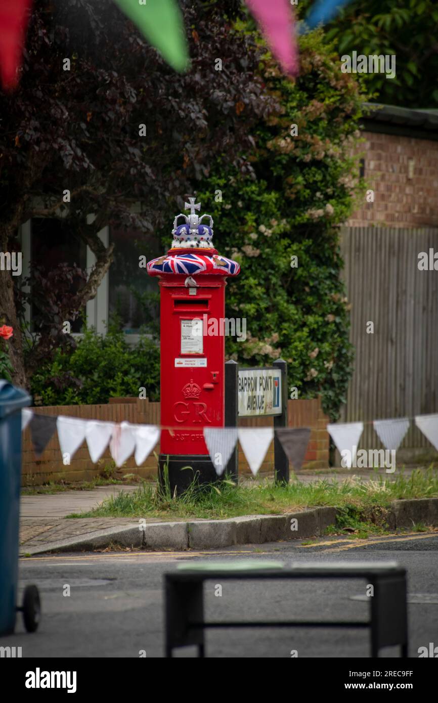 Knitted postbox queen 2022 hi-res stock photography and images - Alamy