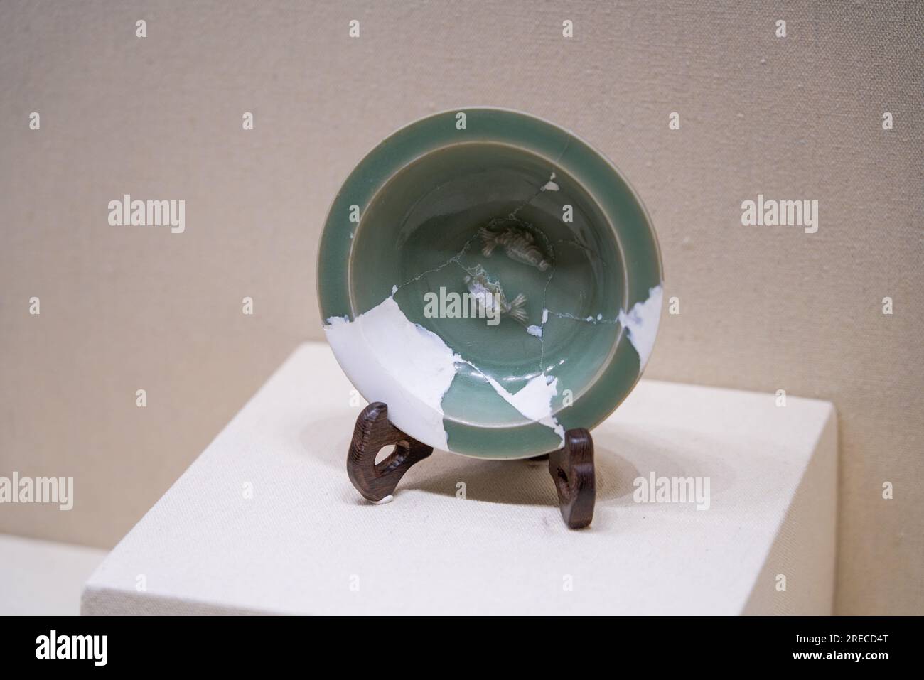 Ancient chinese plates hi-res stock photography and images - Alamy