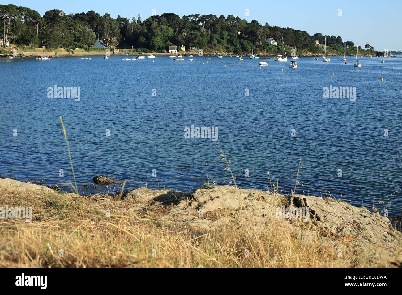 View across bay at Grande Plage (Plage du Drehen), Ile Aux Moines ...