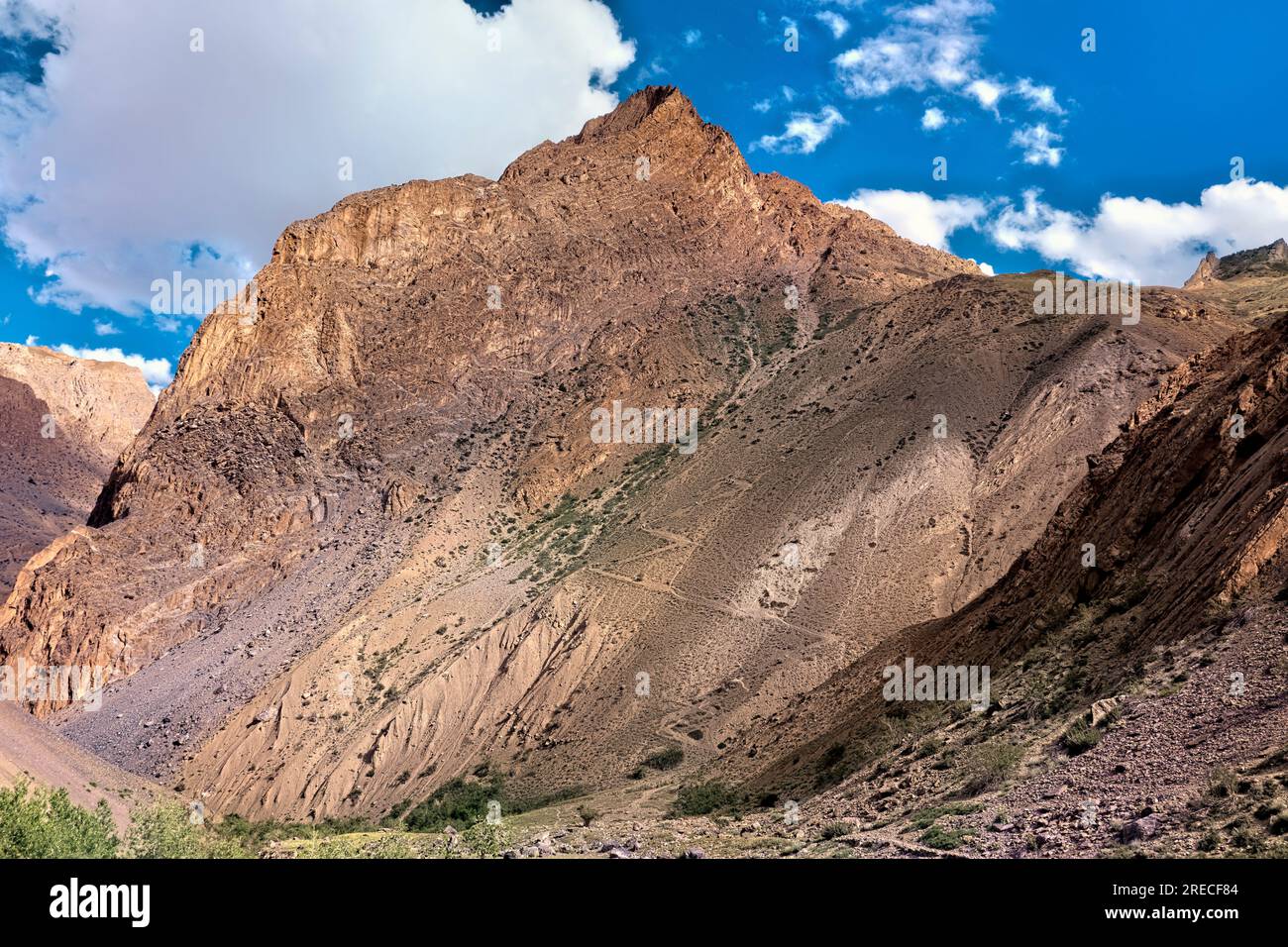 Steep switchbacks down the Parfi La Pass, Ladakh, India Stock Photo - Alamy