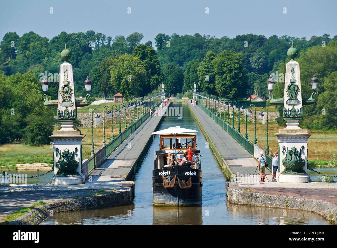 Briare (north central France): the Briare Aqueduct across the River ...