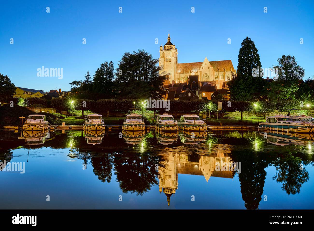 Dole (north eastern France): boats in the river port, the Nicols water ...