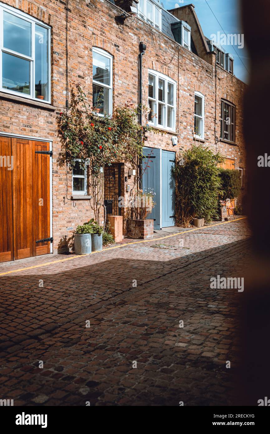 Pretty mews in london hi-res stock photography and images - Alamy